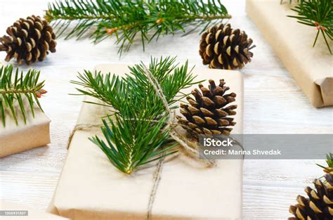 공예 용지 포장에 환경 친화적 인 메리 크리스마스 선물 제로 폐기물 재사용 개념 자연 장식과 지속 가능한 라이프 스타일 아무도