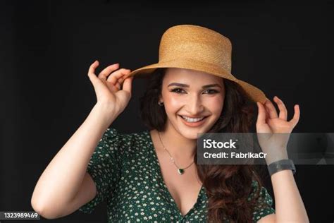 검은 배경에 대한 포즈를 취하는 밀짚 모자를 가진 아름다운 젊은 여성 가리기에 대한 스톡 사진 및 기타 이미지 가리기 검은색 검정색 배경 Istock