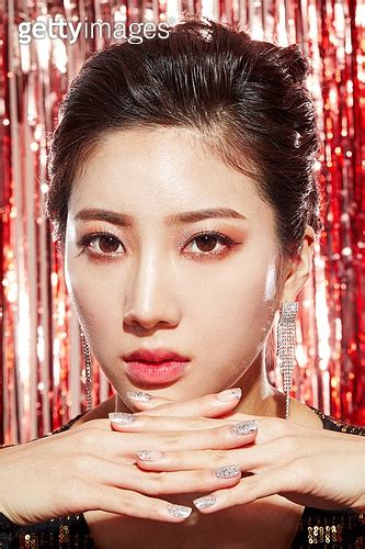 의료성형뷰티 얼굴 사람머리 클로즈업 뷰티 아름다움 미녀 사람 매력 물체묘사 섹시 유혹적인여자 미녀