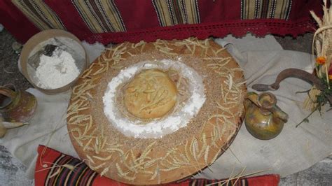 В навечерието на Коледа деца от хасковско училище месят заедно хляб От деня БНР Новини