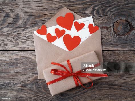 카드와 붉은 마음 갈색 크 라프 트 종이 봉투를 엽니다 선물 박스와 나무에 빨간 리본 세 빈티지 배경 발렌타인의 날 인사말 개념에 대한 스톡 사진 및 기타 이미지 Istock