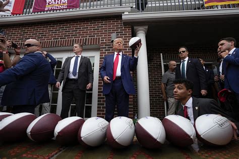 ကန် သမ္မတဟောင်း ထရန့်သည် အိုင်အိုဝါပြည်နယ်၌ လှည့်လည်စဉ် ဒေသခံပြည်သူများထံ ဘောလုံးပစ် ပေးခဲ့