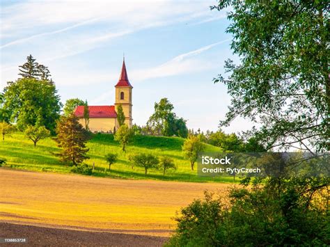 화창한 날에 무성 한 녹색 봄 풍경의 한가운데에 있는 작은 교회 성 베드로와 폴 스 처치 앳 비에 트 라 케 라 즈 네 벨로 흐 라트 체코 0명에 대한 스톡 사진 및 기타