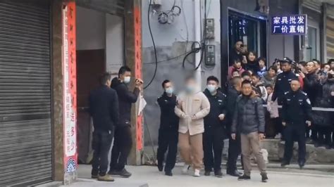 男子在金店指认现场，湖南水车镇回应系盗窃案案值约80万眼界澎湃新闻 The Paper