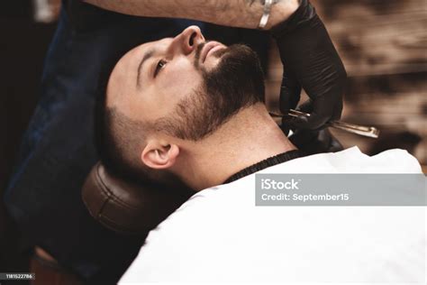 위험한 면도기로 이발소에서 수염을 면도합니다 이발소 수염 관리 건조 절단 수염 절단 선택적 초점 개인 장식품에 대한 스톡 사진 및 기타 이미지 Istock
