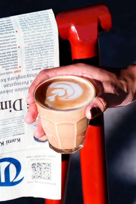 거울 반사 깨끗한 유리 높은 단순한 즐거움 대조 도시 생활 도시의 독서하는 따뜻한 음료 라떼 라떼 마끼아또 라떼 아트 라이프스타일 마법 매직 커피