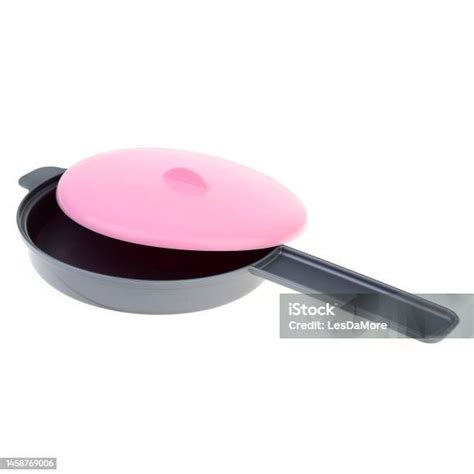 흰색 배경에 고립 된 어린이 장난감 요리 세트 플라스틱 프라이팬 뚜껑 및 주걱 어린이 주방 아이들을위한 교육 롤 플레잉 게임 0