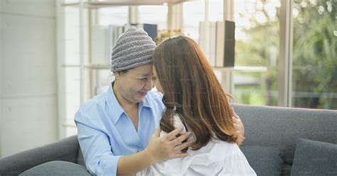 머리 스카프를 두르고 실내에서 지지하는 딸을 껴안고 있는 암 환자 여성 건강 및 보험 개념 사진 Unsplash의 태국 이미지