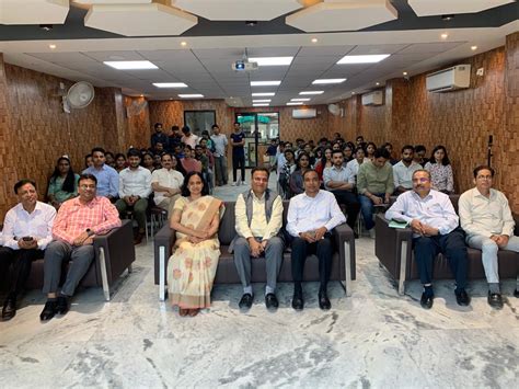 কৃষি জাগৰণ চৌপালত উপস্থিত Iilৰ মুখ্য সঞ্চালক ৰাজেশ আগৰৱাল