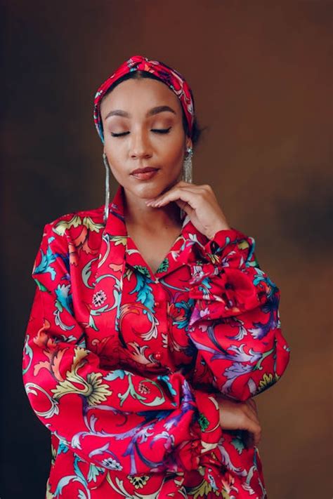 화려한 드레스를 입은 여성의 우아한 초상화 · 무료 스톡 사진