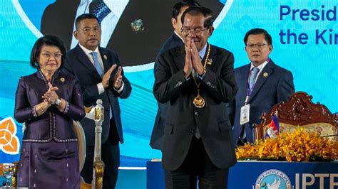 លោក ហ៊ុន សែន ទទួល បាន ពានរង្វាន់ សន្តិភាព ដើម្បី មនុស្ស ជាតិ និង ភព ផែនដី ខណៈ លោក ចោទ ពលរដ្ឋ ថា