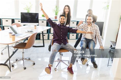 평온한 흥분 다양한 노동자가 함께 금요일을 축하 오 의자를 타고 재미를 행복한 직원들은 함께 직장 휴식 친절한 사무실 팀 게임에서 좋은 느낌 웃는 재미있는 경쟁을 즐길 수