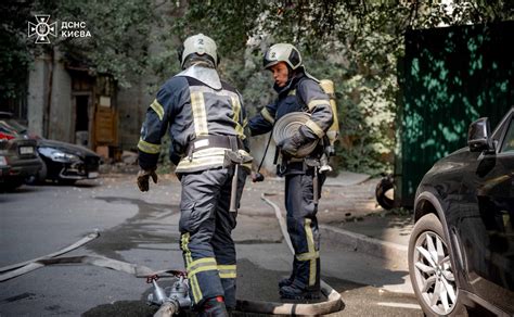 Нічна атака на Київ у трьох районах впали уламки російських дронів Вечірній Київ
