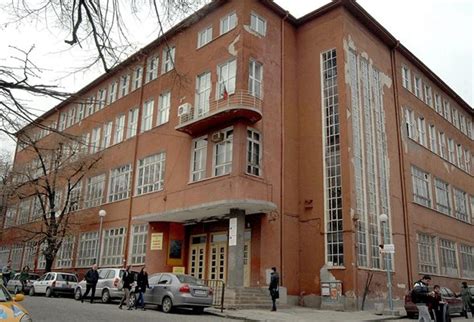 Четат присъда на 10 класник в училище