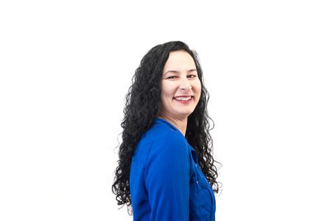 흰색 배경에서 그녀의 어깨 너머로 카메라 보고 웃 고 하는 아름 다운 젊은 여자의 초상화 20 29세에 대한 스톡 사진 및 기타 이미지 20 29세 25 29세 검정