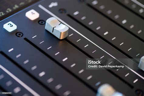 페이더와 조정 버튼 오디오 사운드 믹서 콘솔 전문 팟 캐스트 믹싱 콘솔 사운드 믹싱 데스크 녹음 스튜디오에서 음악 믹서 제어판 포드카 믹서 제어 방송 0명에 대한 스톡 사진
