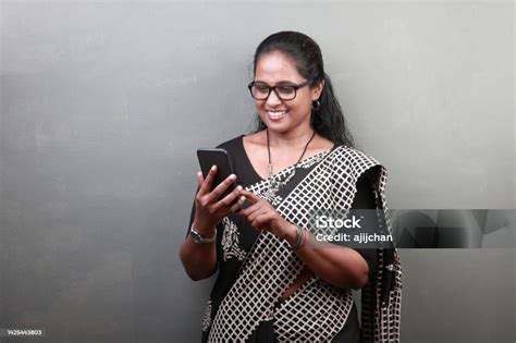흥분한 얼굴로 휴대 전화를보고있는 인도 민족의 여성 사람들에 대한 스톡 사진 및 기타 이미지 사람들 서 있기 얼굴 표현 Istock