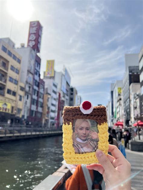 안녕나의기쁨 On Twitter 세븐틴이 쓴 새로운 역사를 기념🪽 2명의 캐럿분들께🪽 포카홀더 제품 랜덤으로 1개씩 보내드릴게요🌙 참여방법 Rt 스밍인증