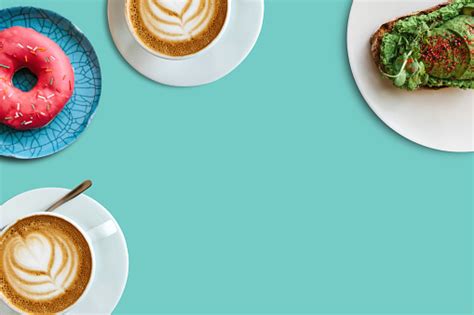 최고의 볼 수 있습니다 향기로운 맛 있는 카푸치노 커피와 가까운 도넛에 파란색 배경에 아보카도 토스트 2 컵 텍스트에 대 한 가까운 장소 개념에 대한 스톡 사진 및 기타