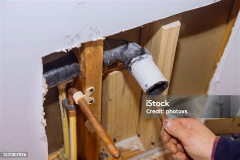 구멍 벽에 플라스틱 폴리 프로필렌 수도관의 수리에 유지 배관 공역 홈 욕실 배수관에 대한 스톡 사진 및 기타 이미지 배수관 수리 연관공 Istock