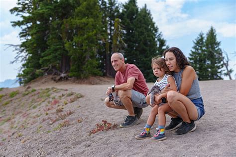 은퇴한 아버지와 어린 딸과 함께 하이킹을 하는 활동적인 여성 2 3 살에 대한 스톡 사진 및 기타 이미지 2 3 살 30