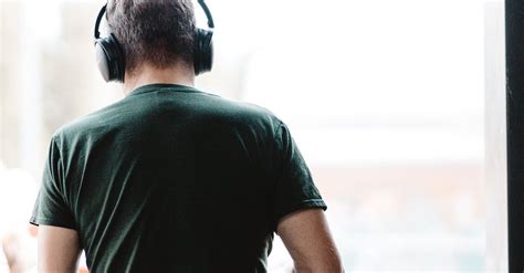 티셔츠와 헤드폰을 착용한 남자의 뒷면 · 무료 스톡 사진