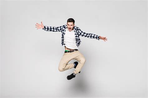 전체 길이 다리 몸 잘 생기고 매력적인 남자 Jupm 흰색 배경에 고립의 크기 프로필 사이드 뷰 초상화 떨어짐에 대한 스톡 사진