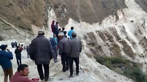 Video ਉੱਤਰਾਖੰਡ ਦੇ ਜੋਸ਼ੀਮਠ ਬਲਾਕ ਚ ਓਵਰਲੋਡ ਵਾਹਨ ਖਾਈ ਚ ਡਿੱਗਿਆ 12 ਲੋਕਾਂ
