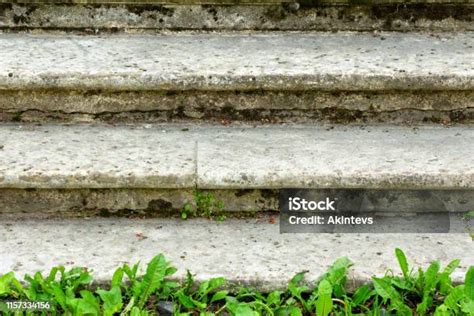 오래된 야외 석조 계단 풍화의 흔적과 오래된 계단의 돌 단계 가까운에 대한 스톡 사진 및 기타 이미지 가까운 개념 거리 Istock