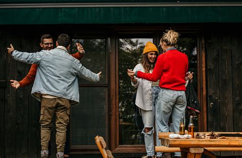 자연의 아름다움 속에서 함께 식사를 즐기는 다양한 그룹의 사람들과 함께하는 가든 파티의 즐거운 분위기 20 24세에 대한 스톡 사진 및 기타 이미지 Istock