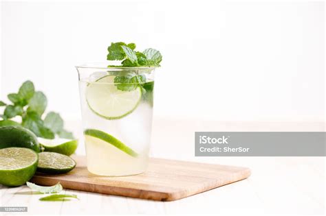 신선한 라임과 민트 잎을 곁들인 레모네이드 또는 모히토 칵테일 감귤류 과일에 대한 스톡 사진 및 기타 이미지 감귤류 과일 건강한 생활방식 건강한 식생활 Istock