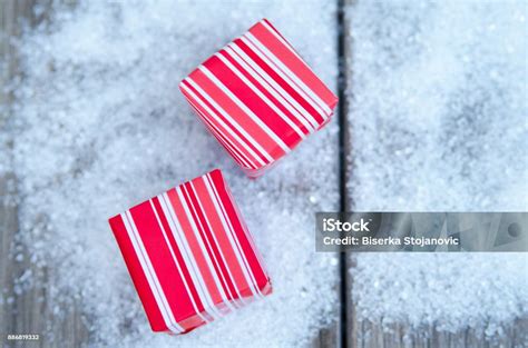 눈에 덮인 백그라운드에 두 개의 빨간 선물 상자입니다 복사 공간 최고 볼 수 있습니다 0명에 대한 스톡 사진 및 기타 이미지 0명 거리 겨울 Istock