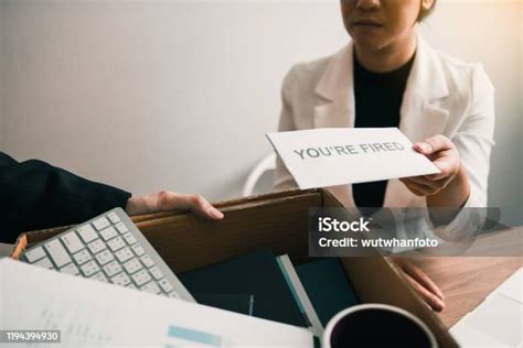 여성 관리자는 사무실에서 남성 직원에게 사직서 또는 봉투를 제출합니다 개념에 대한 스톡 사진 및 기타 이미지 개념 개념과 주제 경영자 Istock