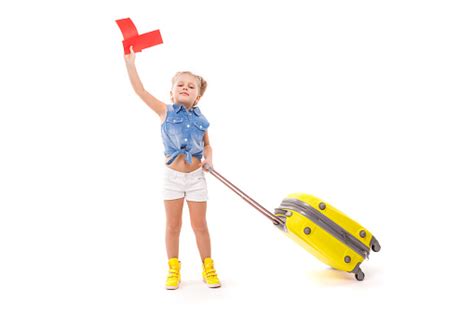 블루 셔츠 흰색 반바지와 선글라스에 예쁜 소녀 잡고 노란 가방 핸들 가능성에 대한 스톡 사진 및 기타 이미지 가능성 가방 관광 Istock