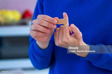 부상당한 손가락에 의료용 접착 석고를 사용하는 여성 상처와 상처에 대한 응급 처치 건강관리와 의술에 대한 스톡 사진 및 기타 이미지 건강관리와 의술 경련 끈적거리는