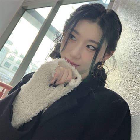 Pin By 𝑠𝑜𝑜𝑛 𝑡𝑖𝑛𝑦ꨄ︎ On Chaer♡ Itzy Instagram Update Korean Girl