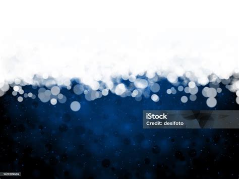 하얀 색의 눈과 반짝이는 눈부신 빛깔의 가장자리에 빛나는 활기찬 다크 네이비 블루 수평으로 빛나는 크리스마스 조명과 같은 축제 크리스마스 배경의 상단 가장자리에 배경 주제에