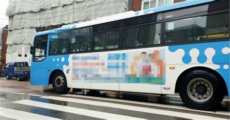 횡단보도 옆 황당한 버스정류장 알고 보니 업자가 무단 이설