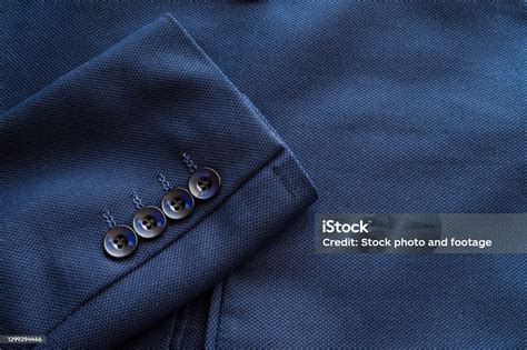 상세 한 고해상도 정장 진한 블루 울 슈트 직물 질감의 배너 샷 빛과 그림자 주변에서 버튼 장식 배경 또는 벽지에 이상적입니다 0명에 대한 스톡 사진 및 기타 이미지
