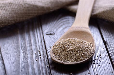 부엌 테이블 근접 촬영에 나무 숟가락에 원시 유기 슈퍼 푸드 글루텐 없는 퀴 노아 씨앗 건강한 생활방식에 대한 스톡 사진 및 기타 이미지 건강한 생활방식 건강한 식생활