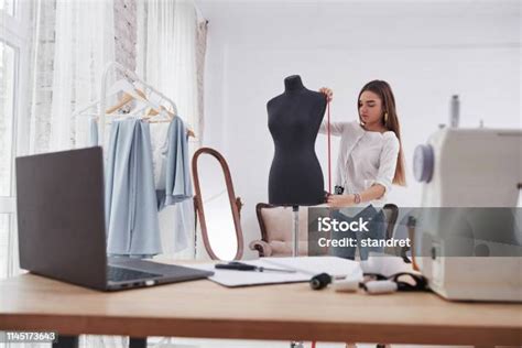 마네킹 높이 여성 패션 디자이너는 워크샵에서 새로운 옷에 작품 갈색 머리에 대한 스톡 사진 및 기타 이미지 갈색 머리 계획 공예 Istock