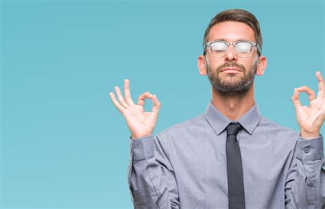 격리 된 배경 위에 젊은 잘생긴 사업가 휴식과 명상 손가락으로 제스처를 하 고 폐쇄 눈으로 웃 고 요가 개념 개념에 대한 스톡 사진 및 기타 이미지 Istock