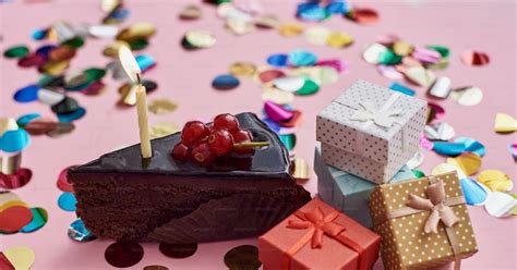 촛불을 날릴 준비 생일을위한 양초와 작은 선물 상자가 달린 초콜릿 케이크 한 조각 색종이가 있는 분홍색 배경 사진 Unsplash의 우크라이나 이미지