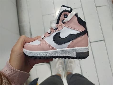 ბავშვების ტანსაცმელები და ფეხსაცმელები