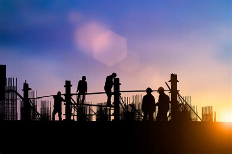 엔지니어와 건설 팀의 실루엣 빛 박람회와 산업 배경에 대 한 배경 흐리게 사이트에서 작업 여러 참조 이미지에서 함께 만들기