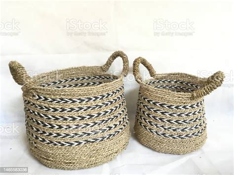 제품 사진을 위해 흰색 배경에 Pandanus 냄새 또는 향기로운 스크류 파인으로 만든 손잡이로 짜는 여러 가지 빛깔의 세탁 바구니 0명에 대한 스톡 사진 및 기타 이미지