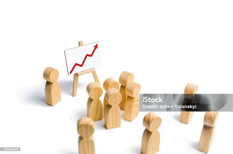 지도자는 서 있는 빨간 최대 그래프 근처 화살표 말하는 사람들의 군중을 해결 연설 리더와 리더십 자질 군중 관리 정치적 논쟁의 사업 개념 가정의 방에 대한 스톡 사진 및