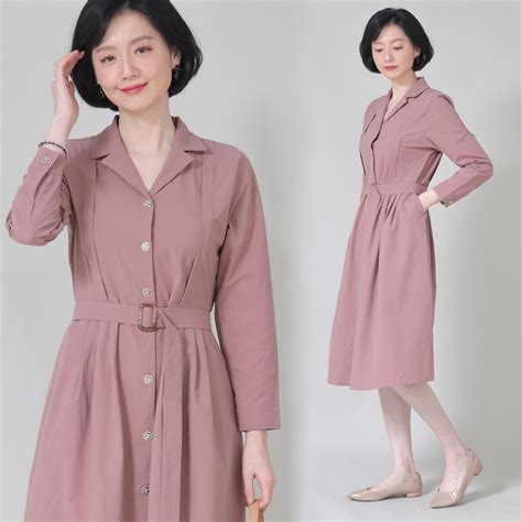 애비뉴투지 두 칼라로 진행되는 테일러드 셔츠 칼라 플레어 원피스입니다 금속 단추 여밈으로