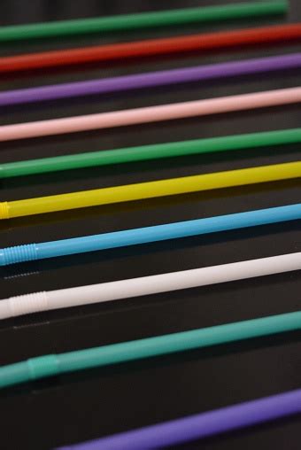 여러 가지 색상의 플라스틱 스티커 튜브는 그래픽과 무지개 형식으로 배치 튜블은 파티와 행사를 위해 안경과 칵테일을 장식하는 데 사용되었습니다 흥미로운 빛 배경과 이미지 0