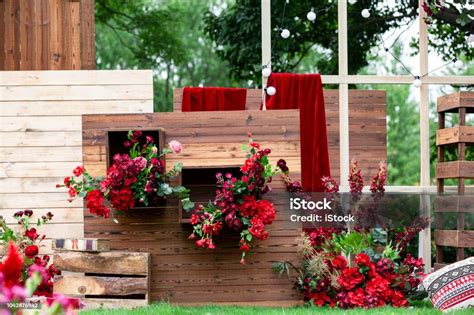 녹색 잔디 빨간 장미 나무판 황금의 자에 숲에서 야외 결혼식 장식 빈티지 스타일 0명에 대한 스톡 사진 및 기타 이미지 0명 결혼 의식 결혼식 Istock